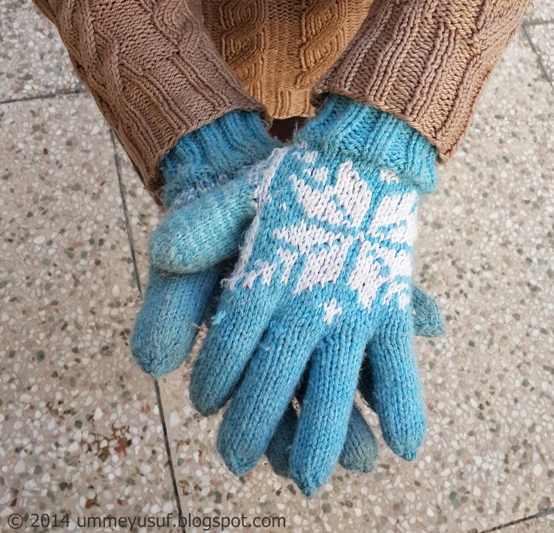 Umme Yusuf: Snowflake Gloves