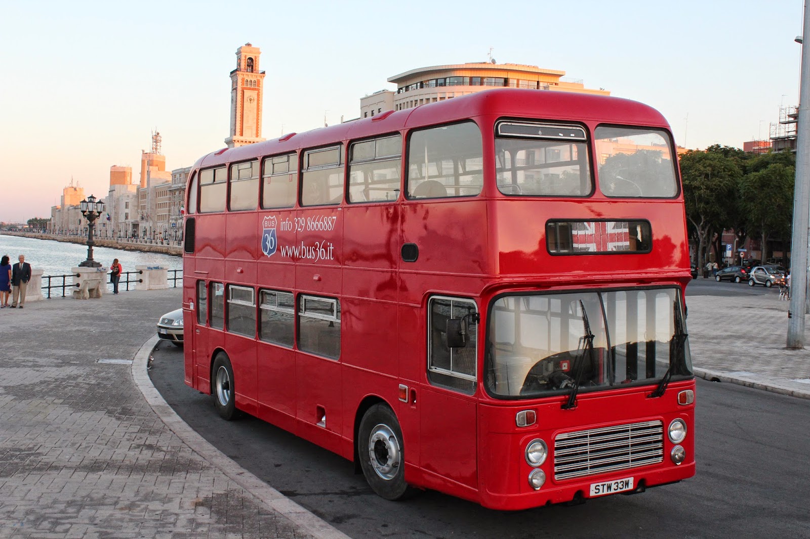 MURATTIAMO: DUE PIANI ROSSO BRITISH: ARRIVA IL BUS 36