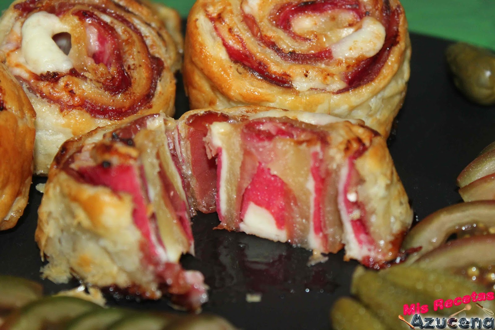 Mis Recetas: Rollitos de hojaldre de jamón serrano con queso y salami.