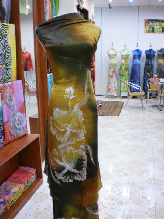 Yumna Batik: RAYON BERUS CINA RM150