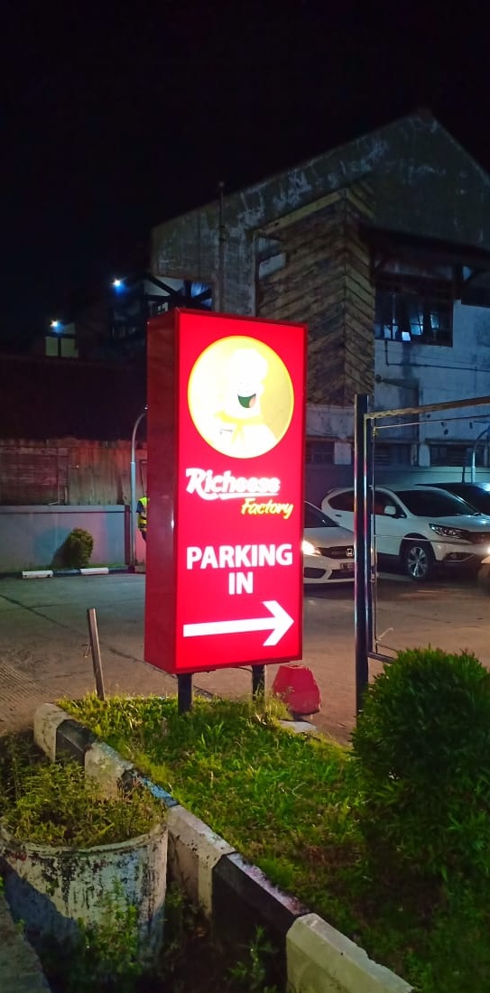 Revisual Neon Box Parkir Sign Richeese Outlet Sudirman Semarang ...