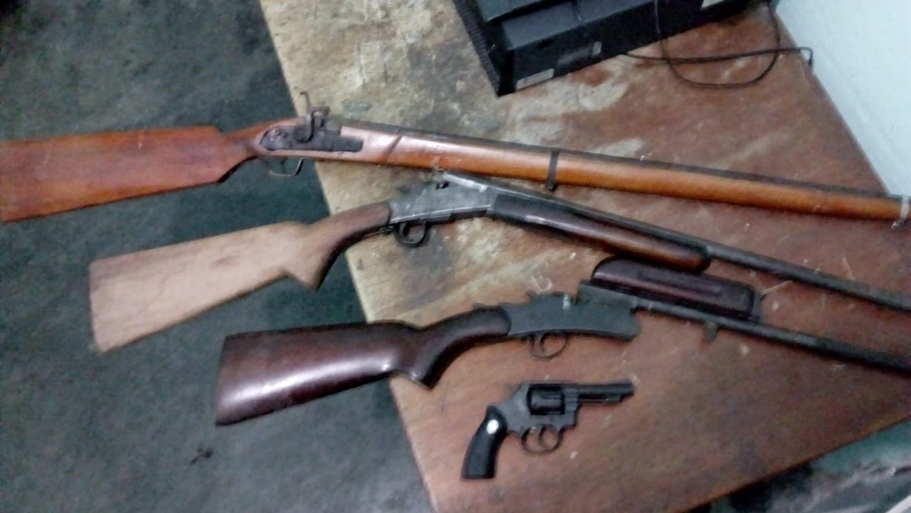 Menor é apreendido e Homem é preso com várias armas em Ibaretama ...