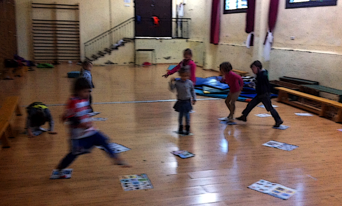 Actividades Extraescolares y Ludotecas de Ciempies: Cruzar el río.