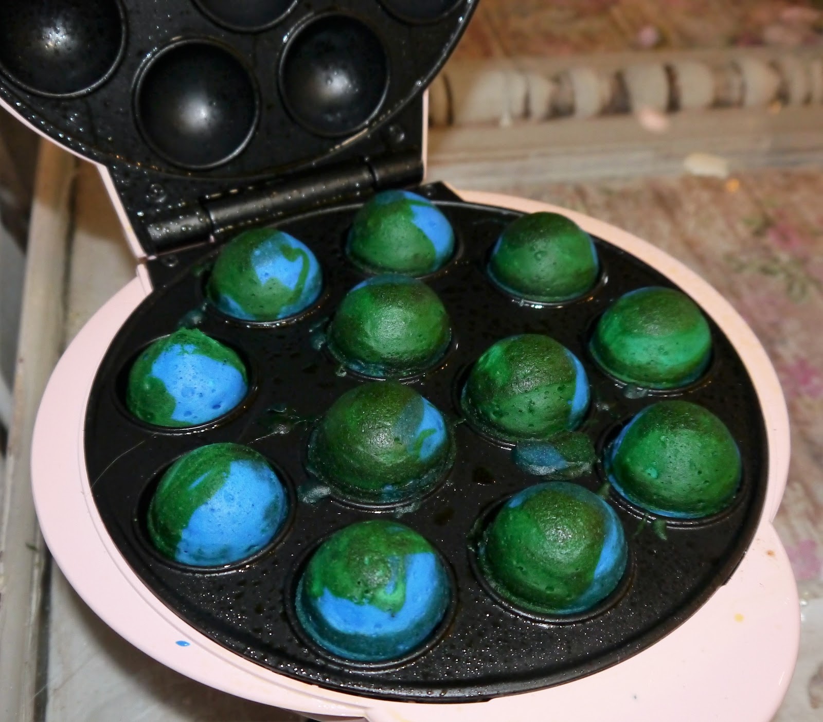 Suzy Homefaker: Galaxy Cake with Planets inside!! Solar System Birthday ...