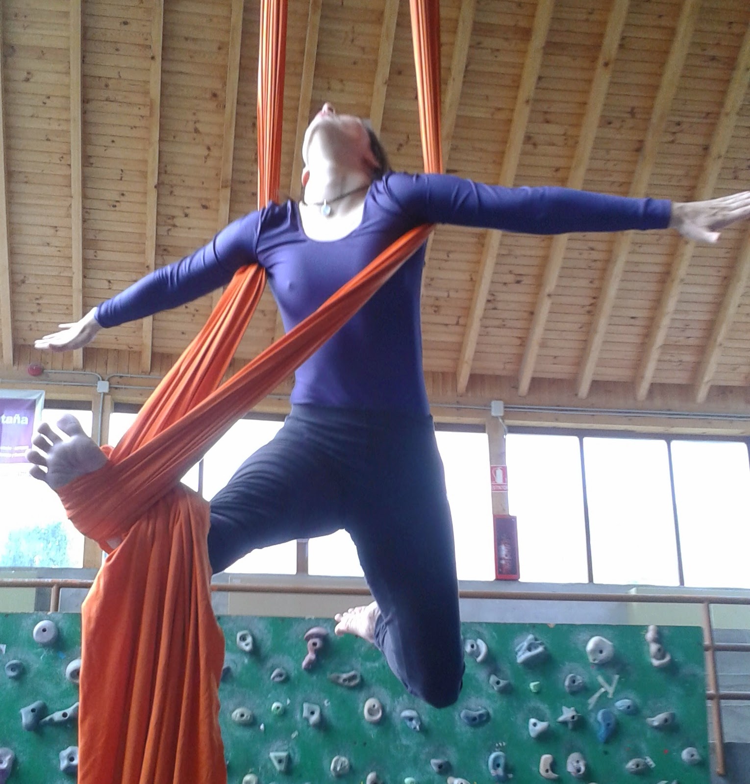 DANZA AÉREA EN TELAS: Ángel axilado