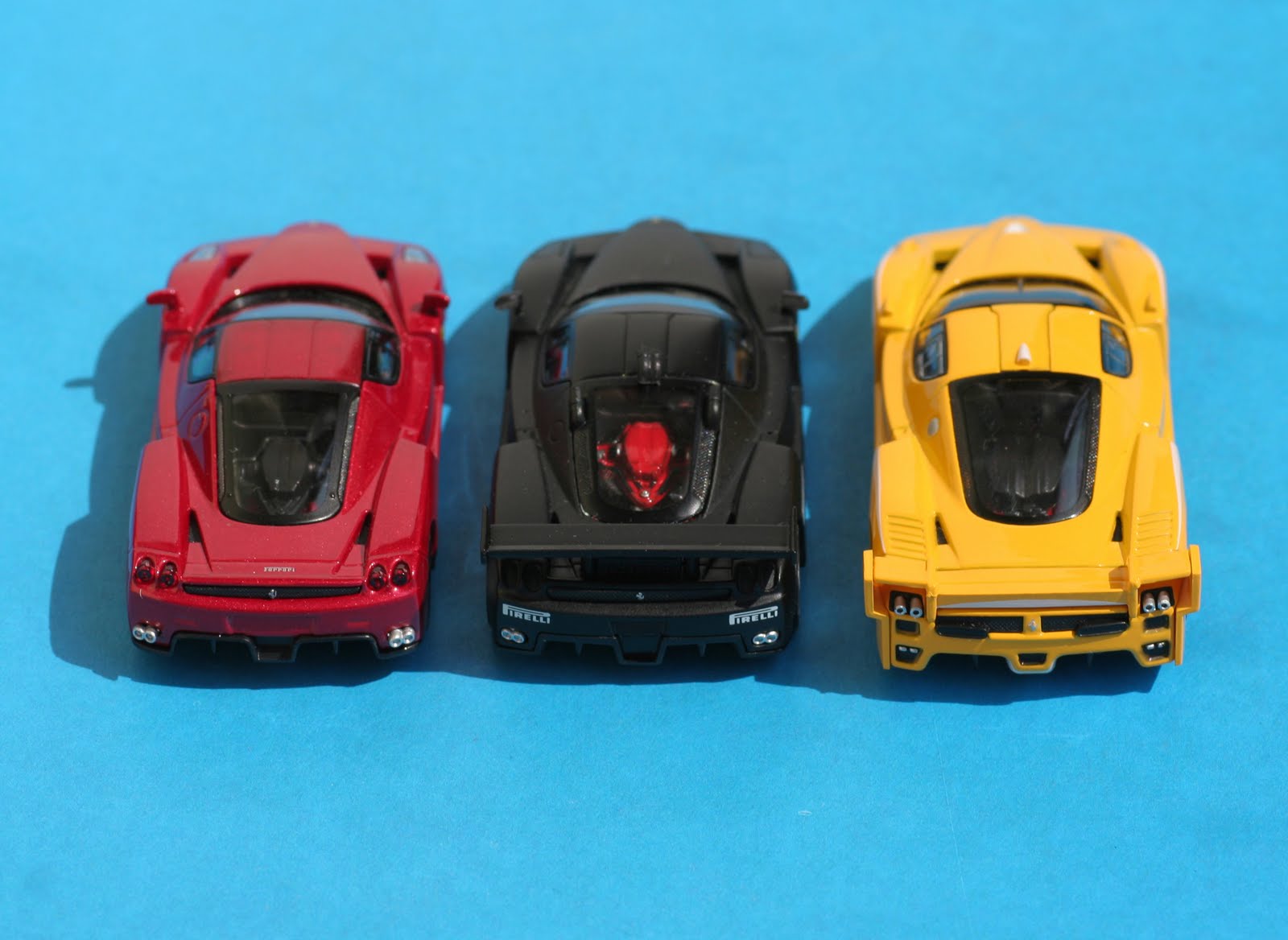 Incredible Mini Garage: Ferrari Enzo + FXX + Concept 1/64 Kyosho