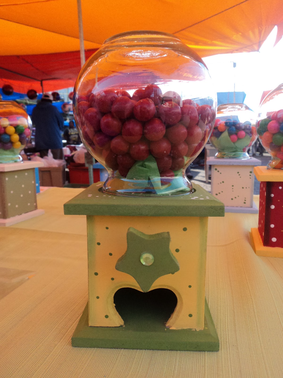 Detalles: chicleras de madera decoradas