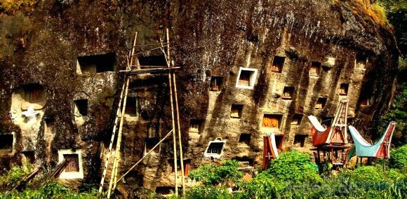 SOLATA.COM: Kuburan Unik Hanya Ada di Toraja