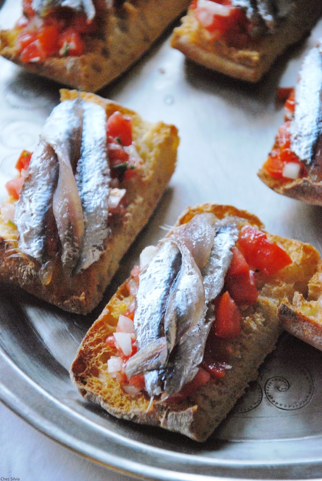 Tosta de pan con tomate y boquerones en salazón — Chez Silvia