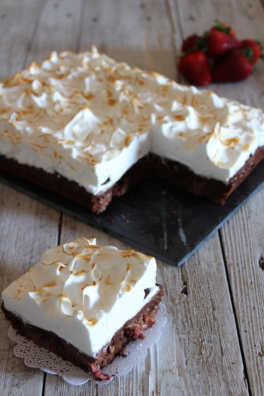 Brownie de chocolate e morangos com merengue suiço ~ As receitas do ...