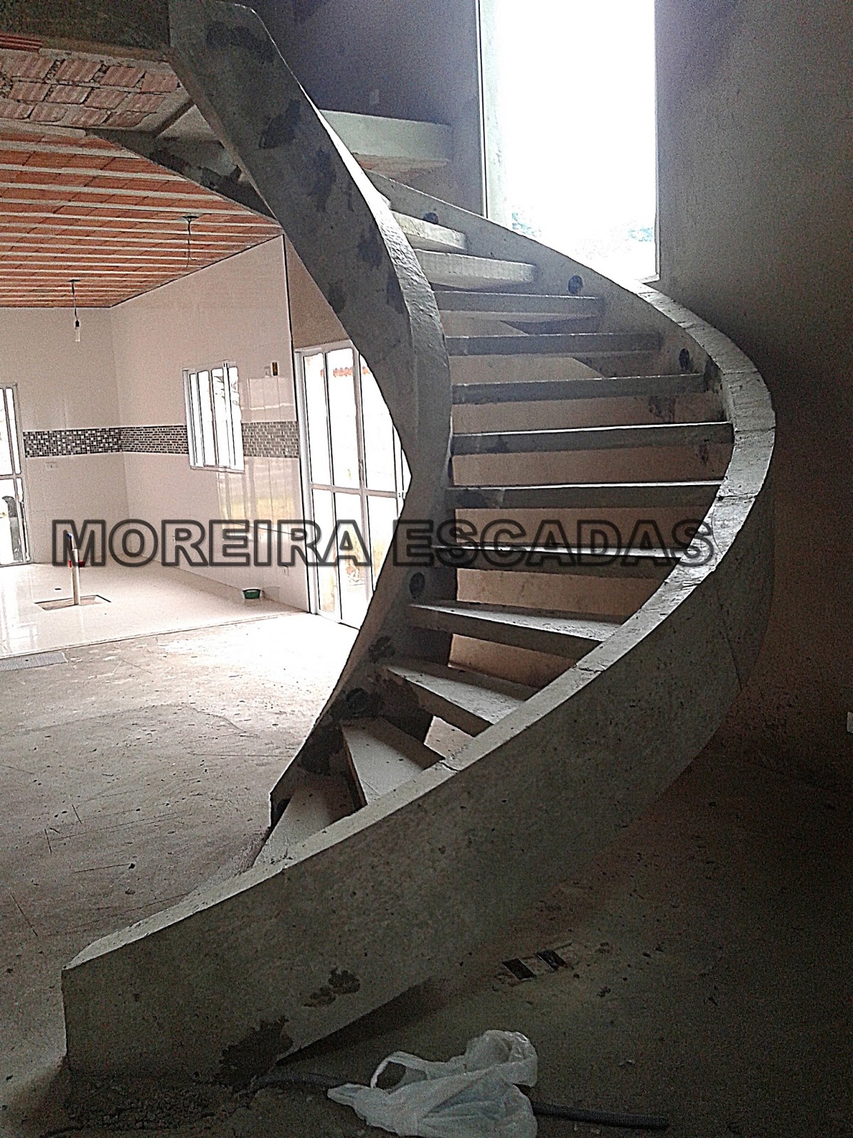ESCADA DE CONCRETO : ESCADA EM CURVA COM 2 VIGA LATERAL