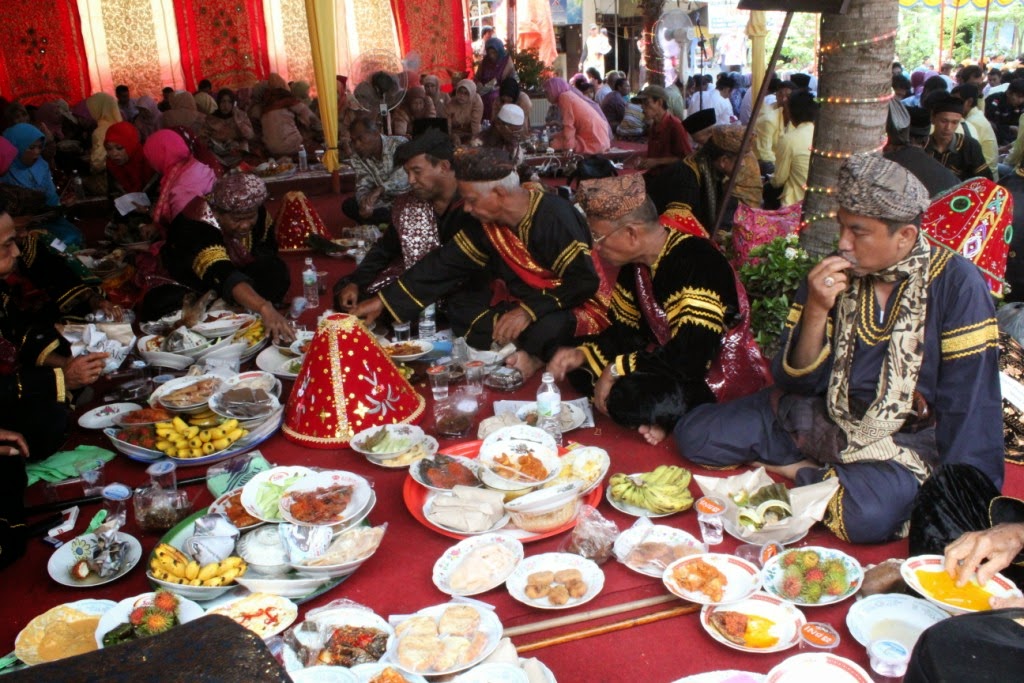 "Makan Bajamba" Jadi Tradisi HUT Sawahlunto ~ AMAZING-SUMBAR