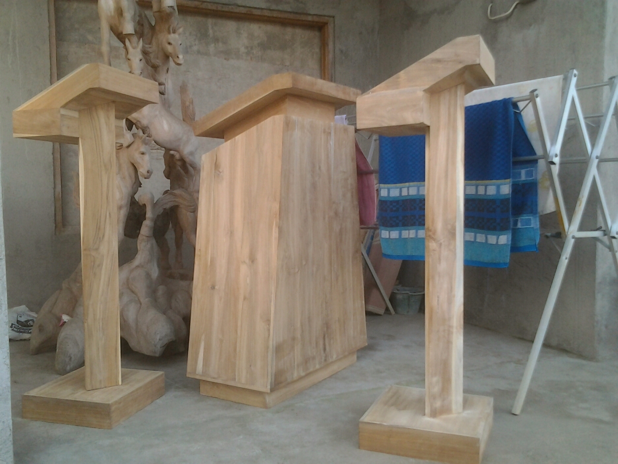 Pahatan Patung "Larissa": Mimbar Sabda dan Mimbar Imam Kayu Jati