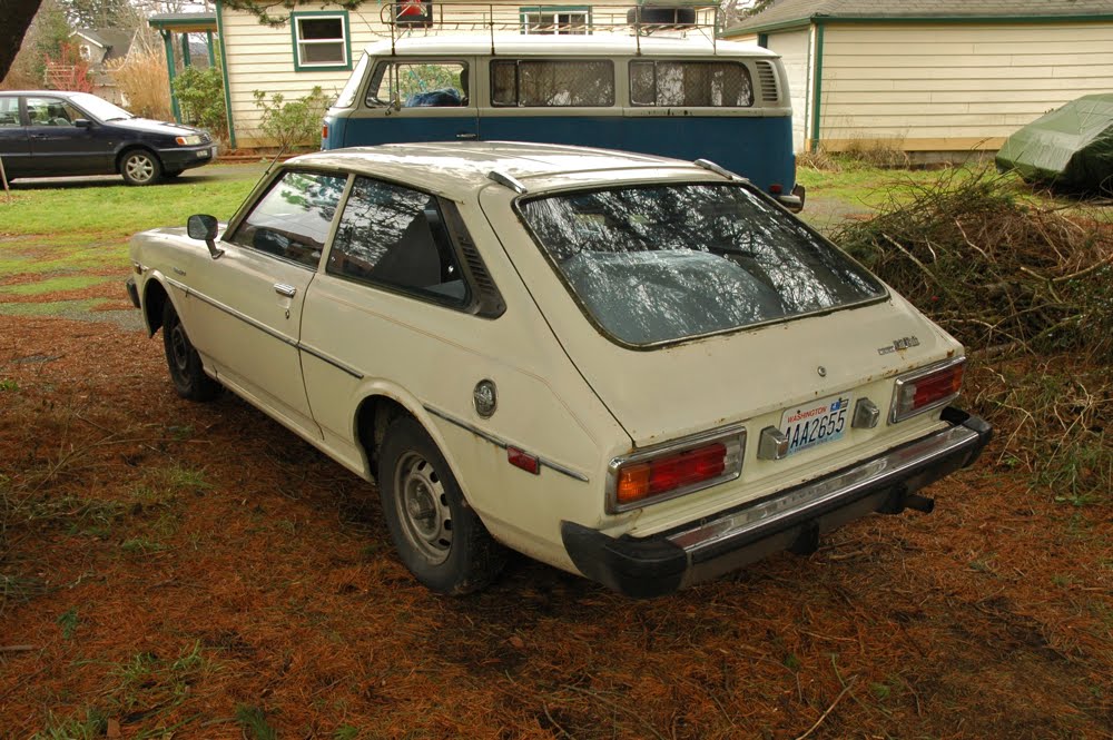 OLD PARKED CARS.: 1977 Toyota Corolla Deluxe Liftback.