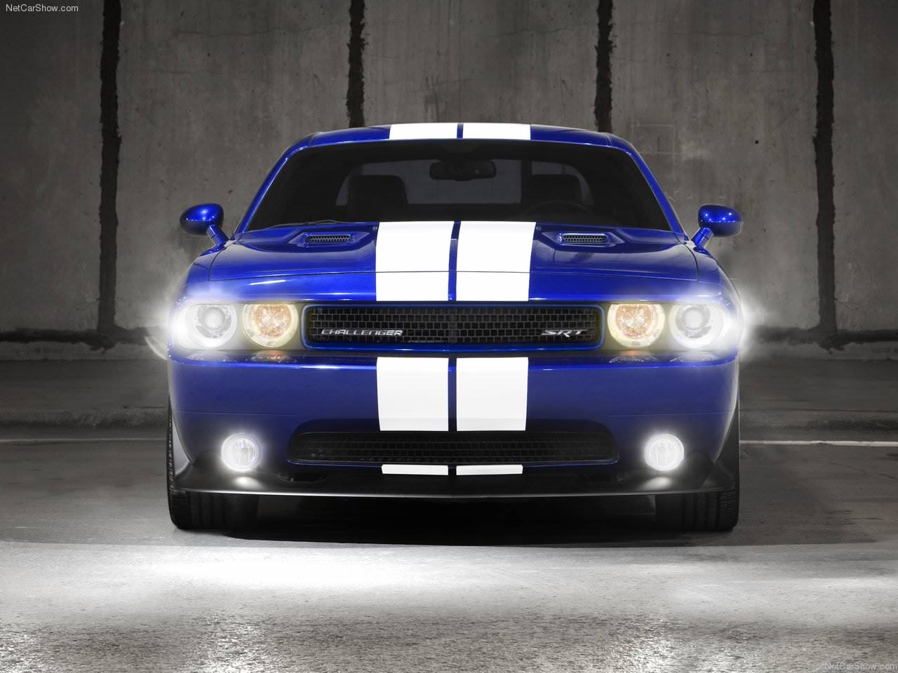 wallpapernarium: El frente de un Dodge Challenger azul con lineas blancas