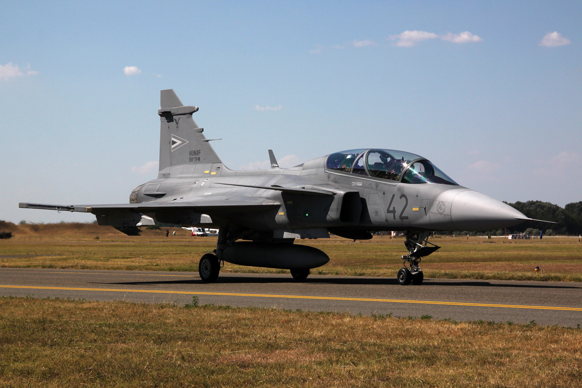 Planes and Trains - Planes 2013: 42 / Saab JAS-39D Gripen / Magyar Legiero