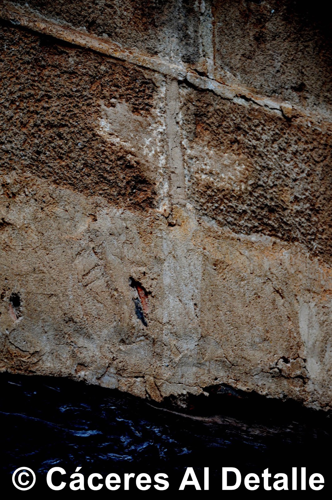 CRUZ DE CAL JUNTO A LA CASA MUDÉJAR