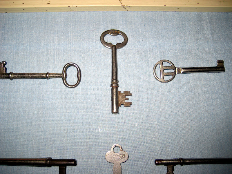 Heart and Sew'l....pieces of handmade love: ~a display of old keys~