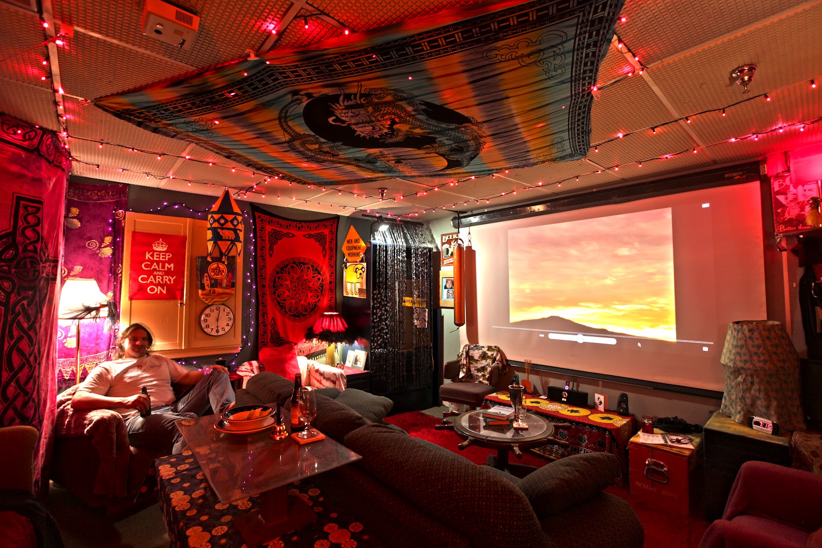 Mike on the Ice: Cool McMurdo Dorm Rooms