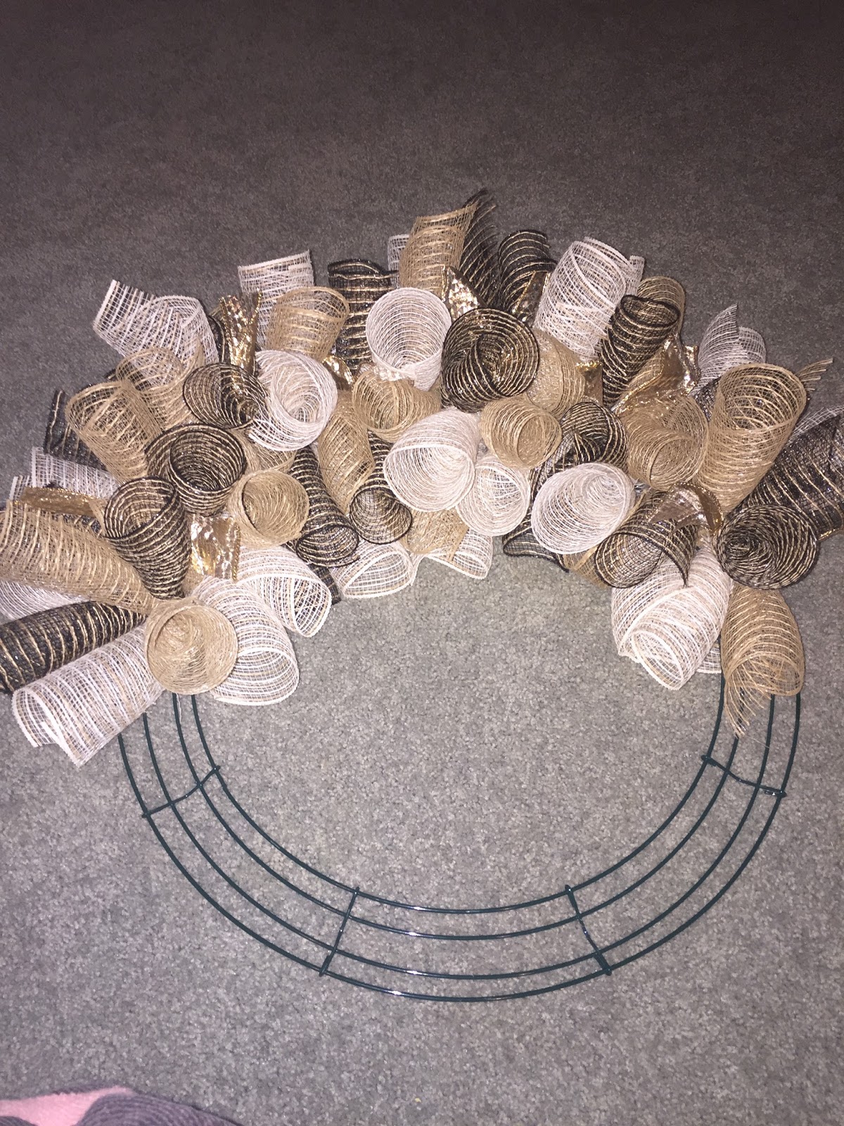 Crafts : DIY : Curly Deco Mesh Wreath