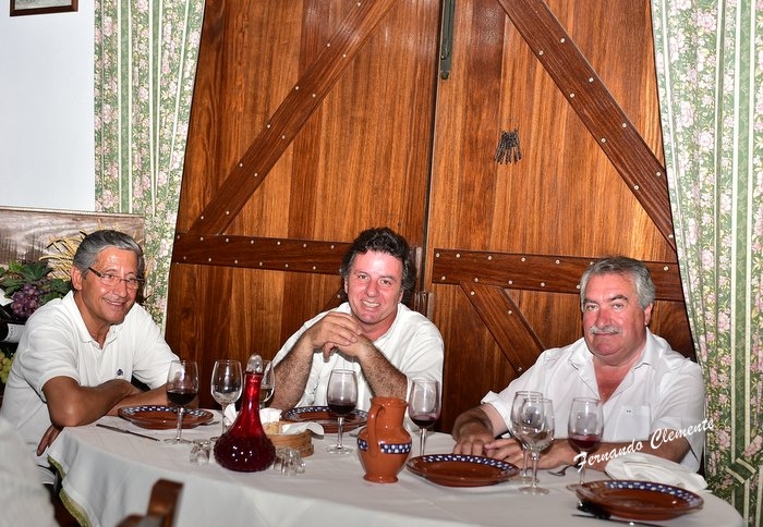 Farpas Blogue: Manuel Jorge de Oliveira rodeado de amigos na celebração ...