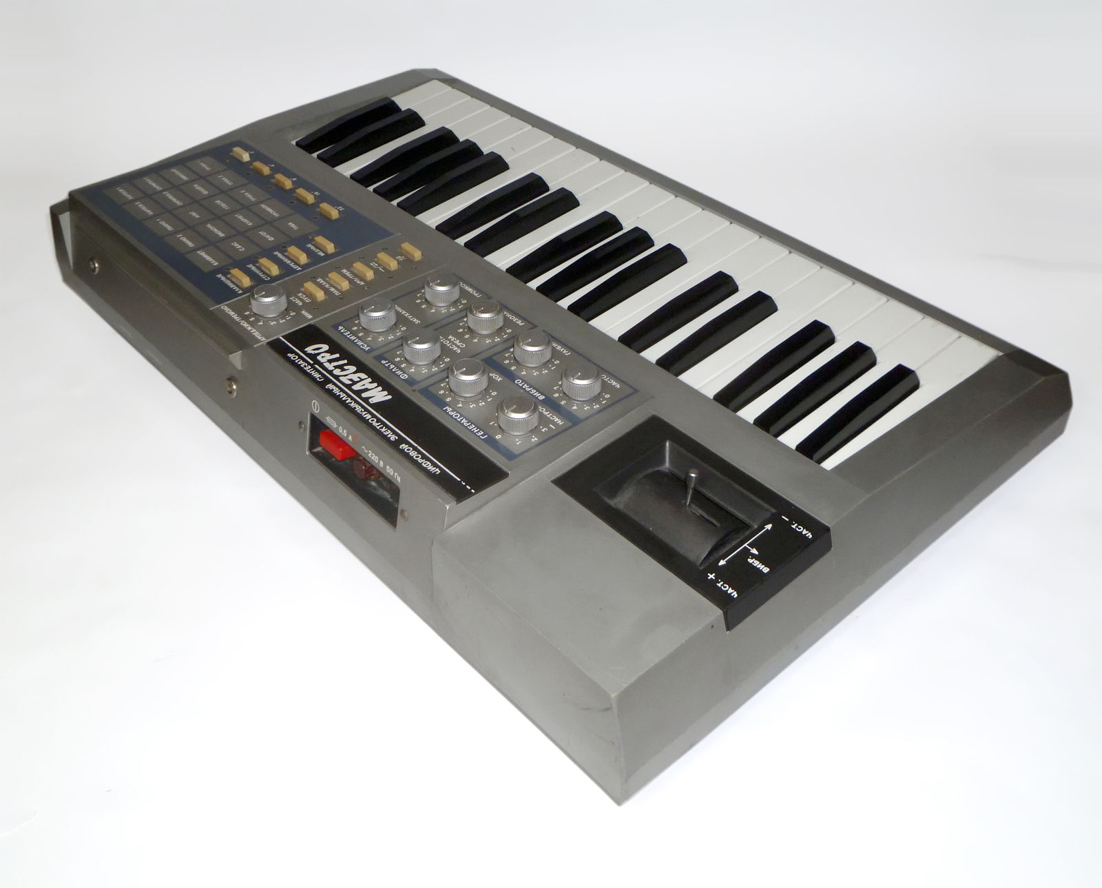 MATRIXSYNTH: MAESTRO - RARE VINTAGE SOVIET POLY SYNTHESIZER