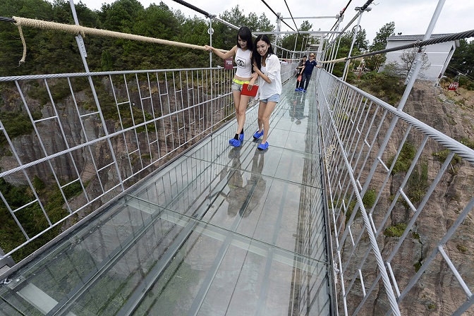 Under The Angsana Tree: 7 SCARY Glass Bridges Around The World