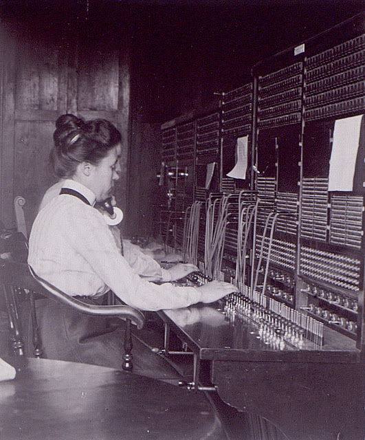 18 Rare Vintage Photographs of Swedish Telephone Operators at the Turn ...