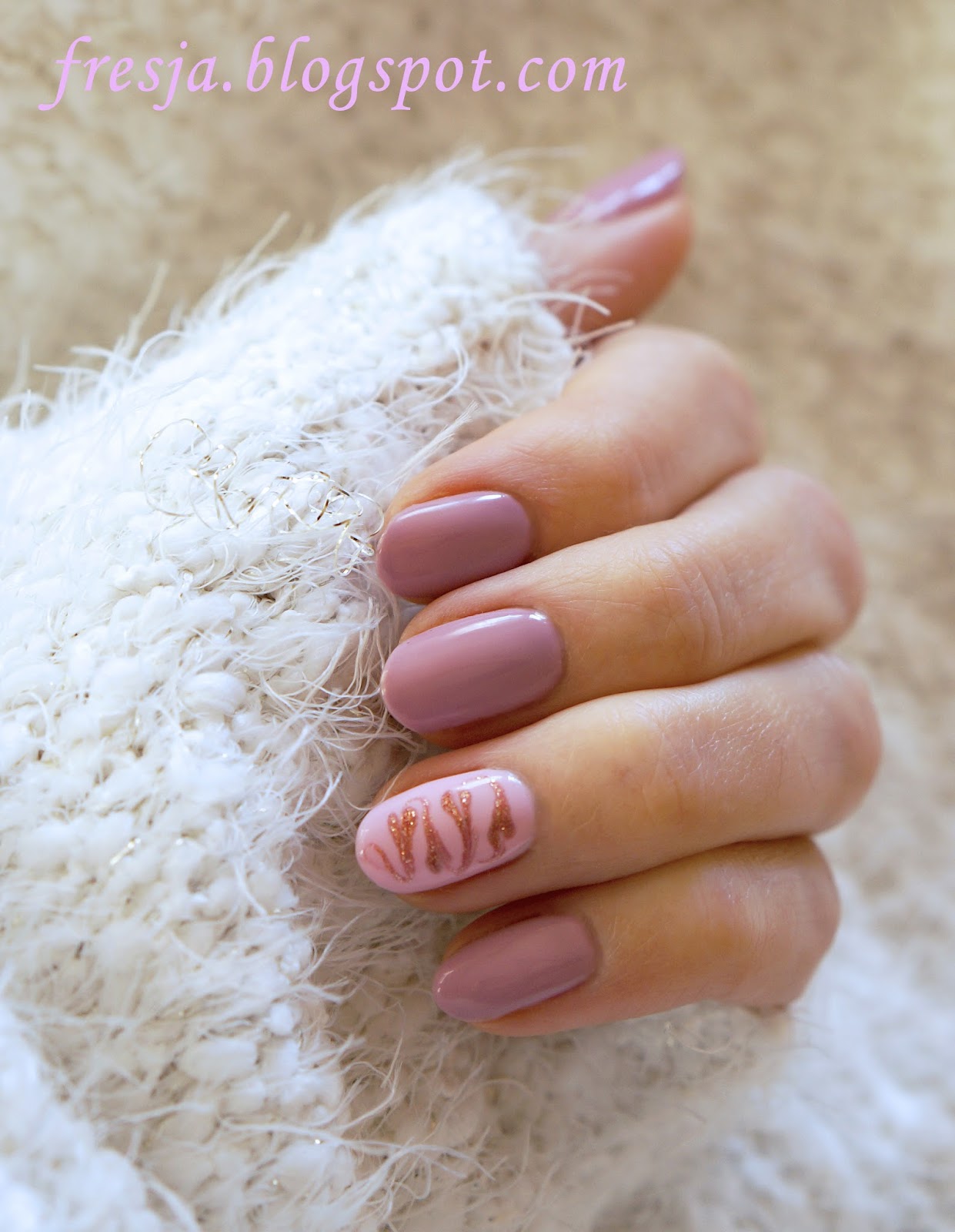 Fresja: Semilac Heather Gray 058 fiolet na paznokciach