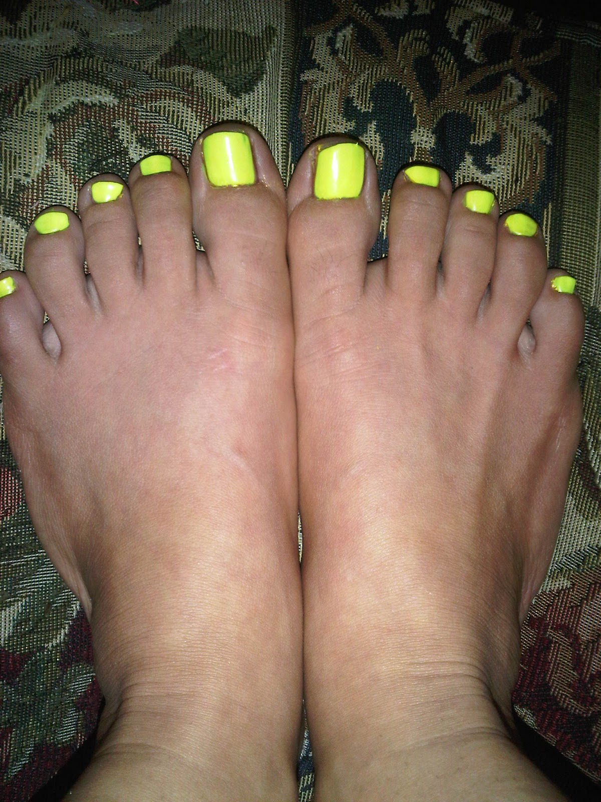 Majnooni Beauty: Creepy Feet : Highlighter Toes