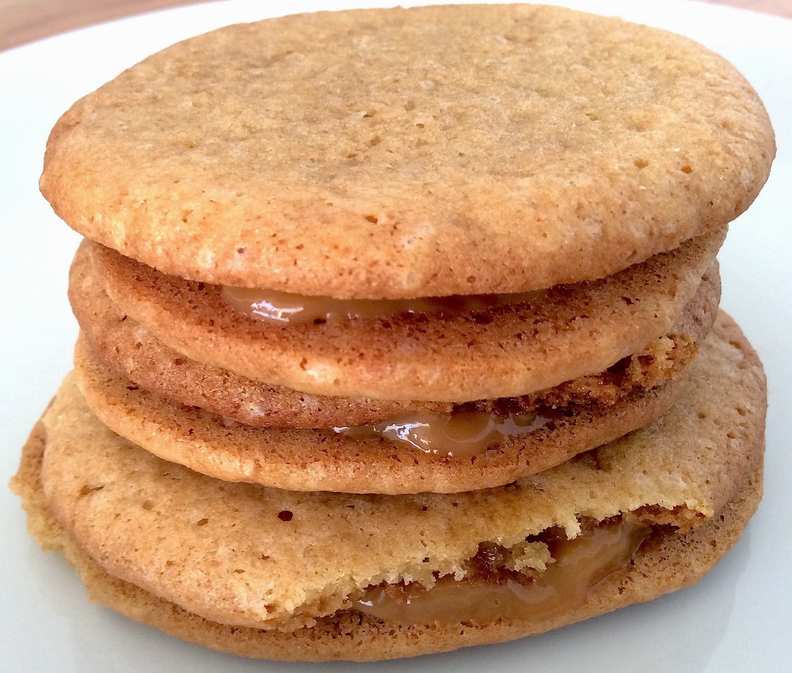 Bolachas de doce de leite recheadas | flor do brownie