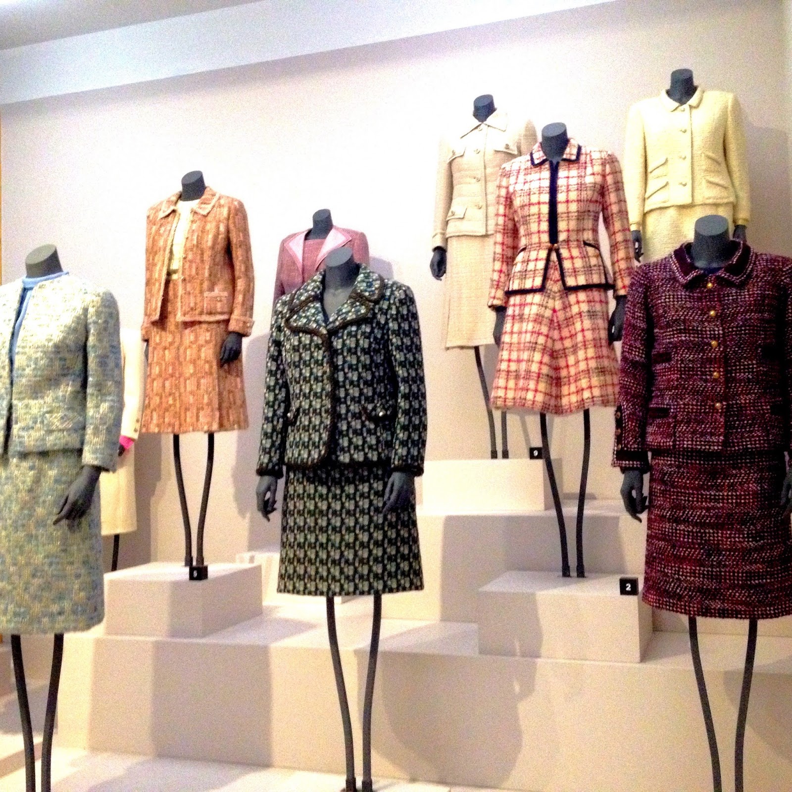 The legendary Coco´s tweed jacket - Magnifique Brunette