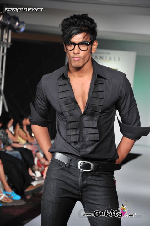 Shirtless Bollywood Men: Taher Ali