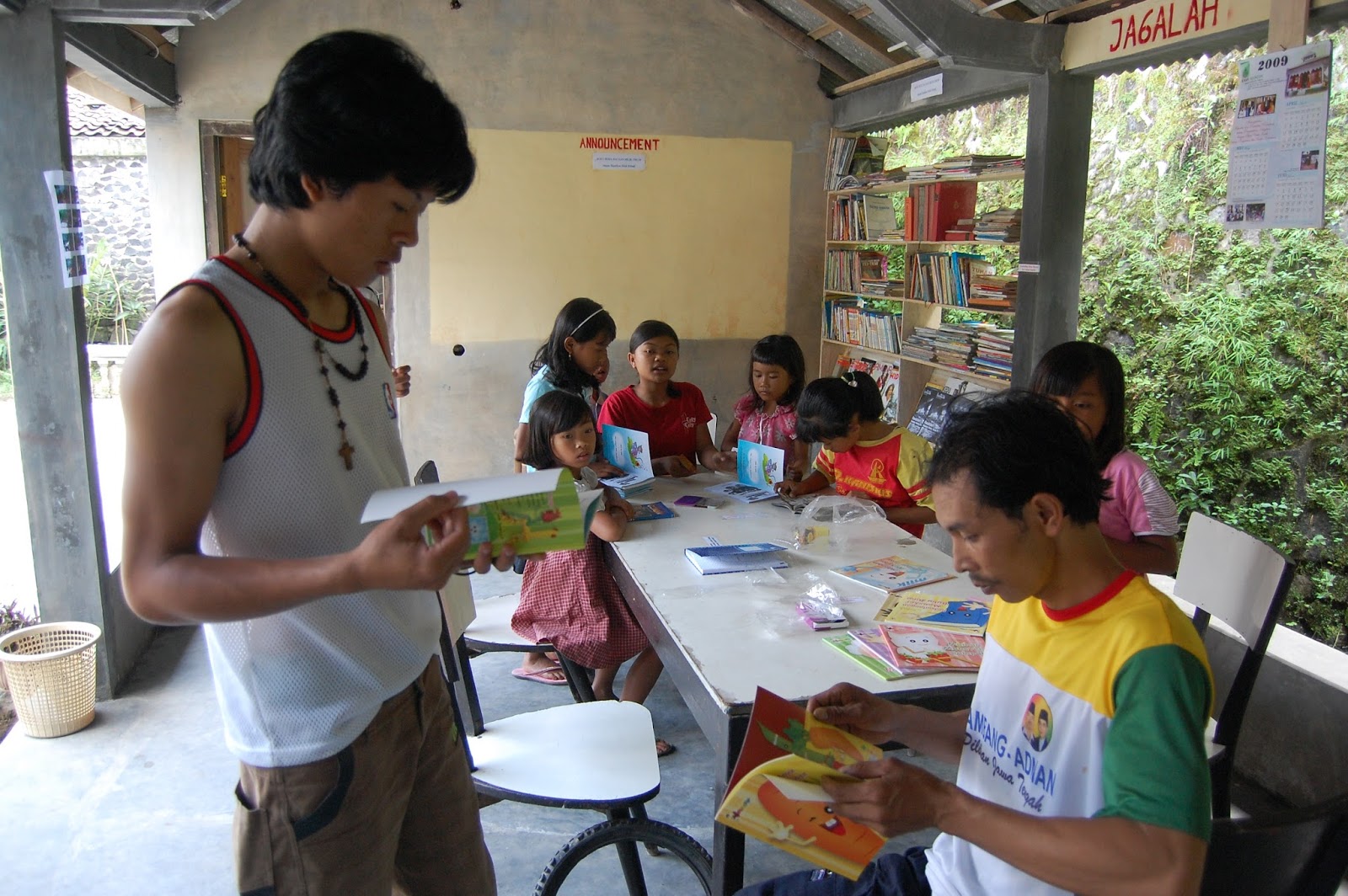 RUMAH BACA KOMUNITAS MERAPI (RBKM): AKTIVITAS MEMBACA DI RBKM