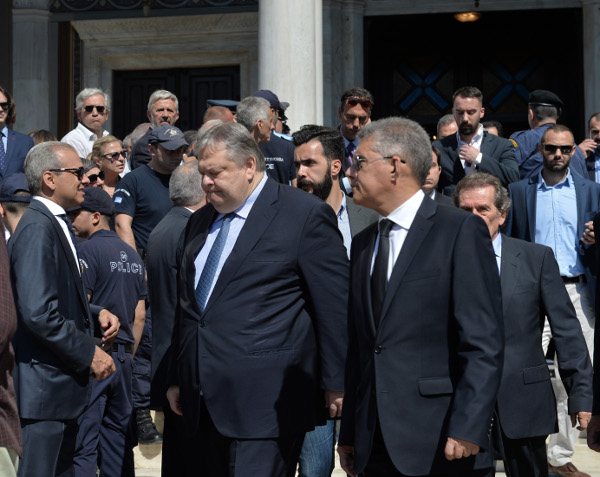 ΠΡΕΖΑ TV ©: Όλη η εγχωρια διαπλοκη παρηλασε στη κηδεια του Κωνσταντινου ...