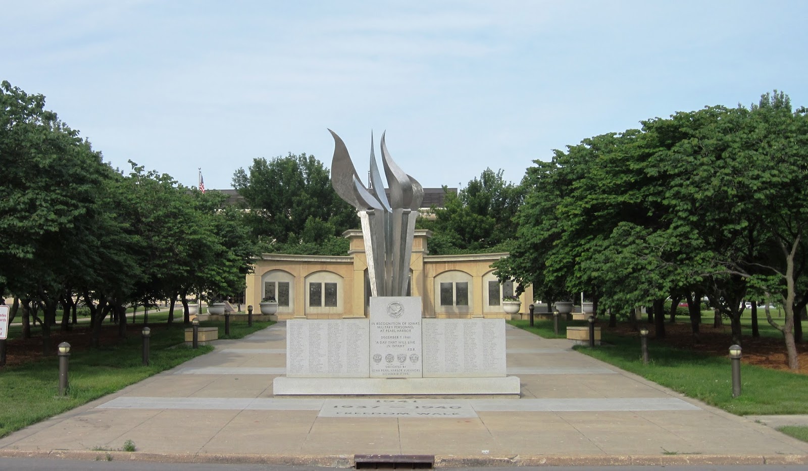 Souvenir Chronicles: DES MOINES, IOWA: STATE CAPITOL BUILDING GROUNDS