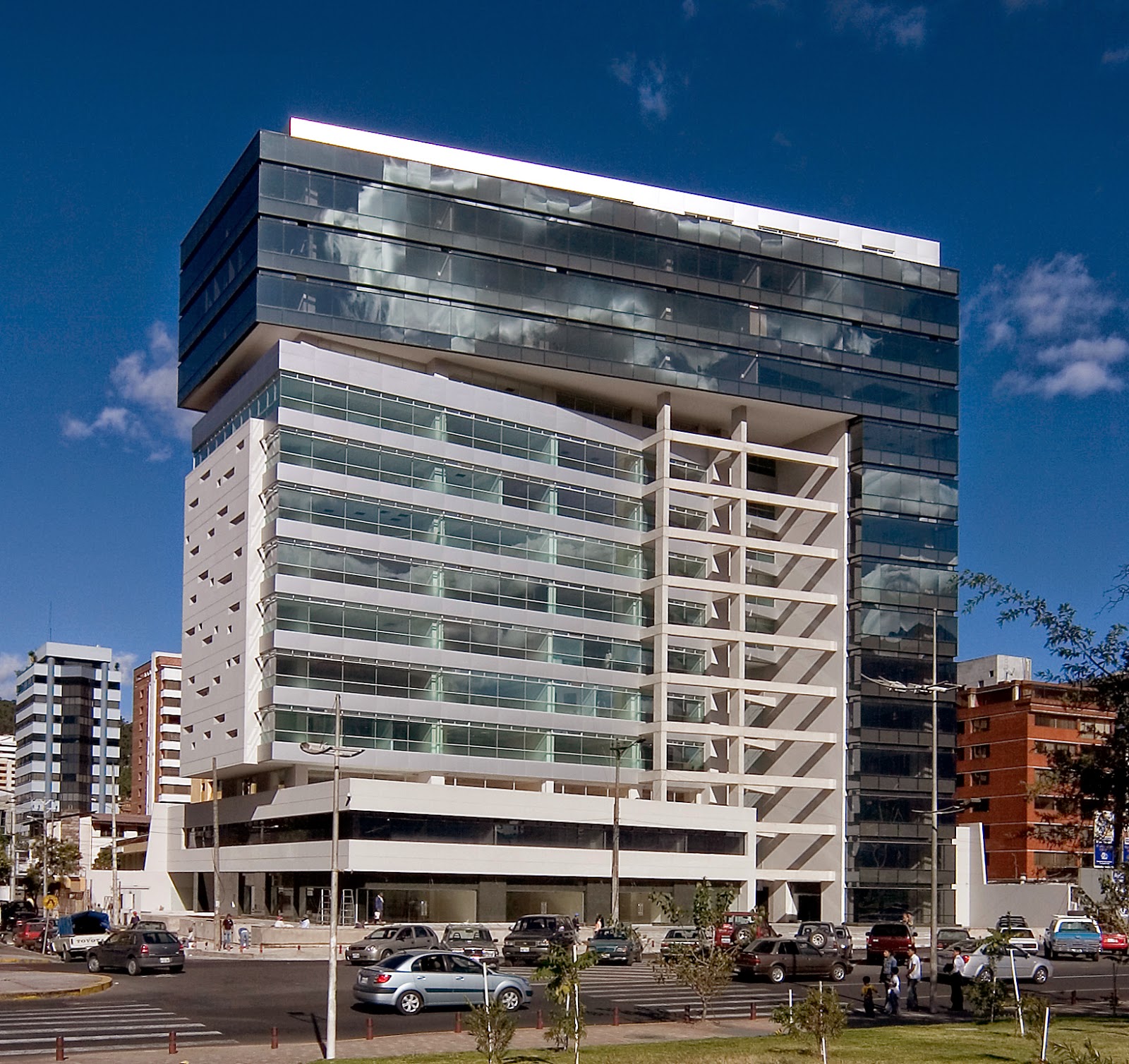 ARQUITECTURA MODERNA EN ECUADOR: EDIFICIO RENAZZO PLAZA, ARQUITECTO ...