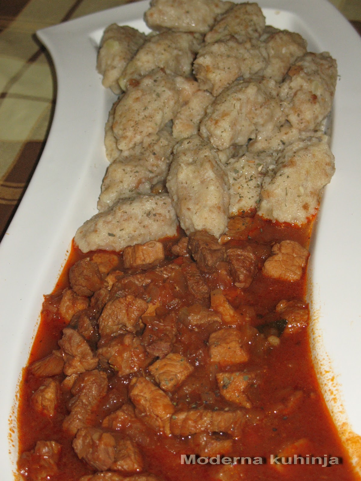 Gulaš ( Gulasch ) od junetine i svinjetine sa žličnjacima - Moderna ...