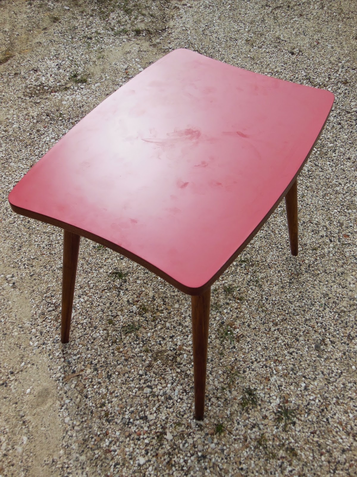 é DE +: Mesa centro vintage formica vermelha