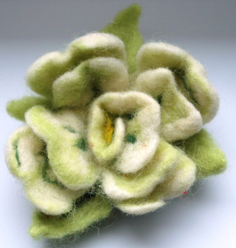 ATELIERUL DIN MANSARDA: Brosa din lana impaslita // Brosa crosetata manual