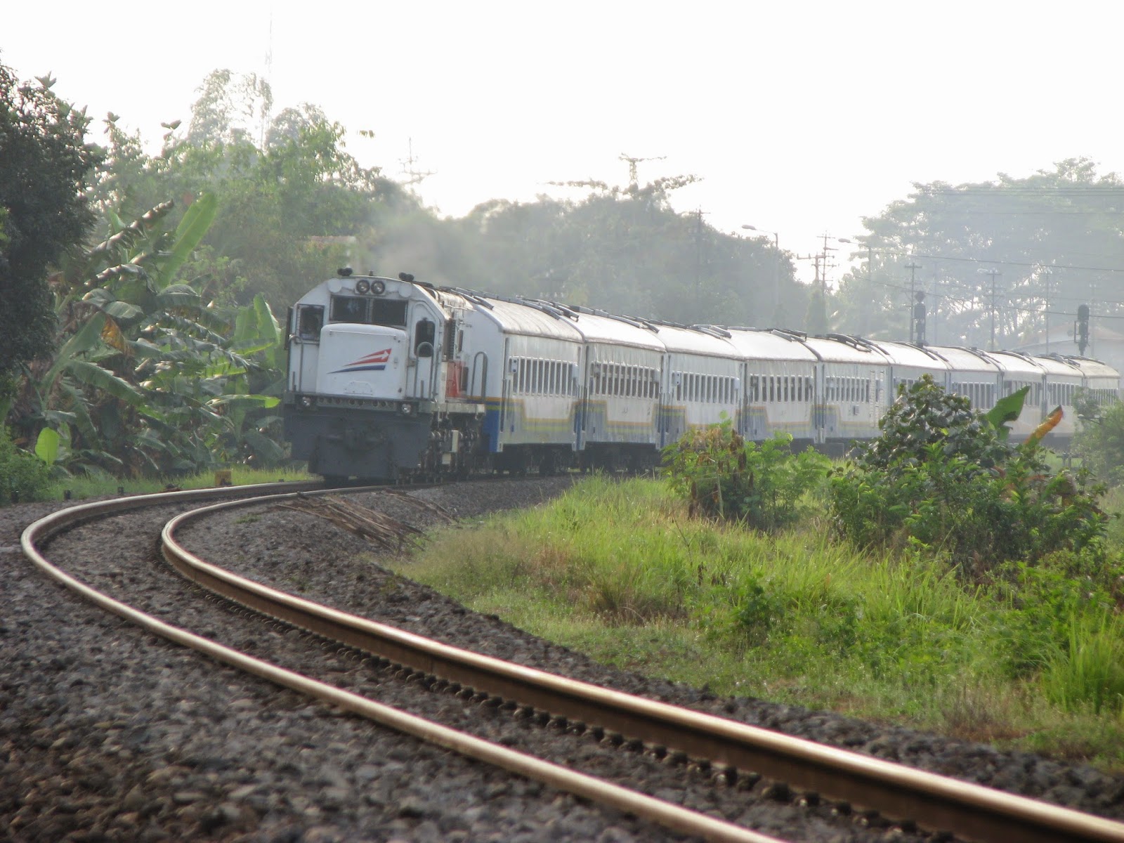 Kereta Api Indonesia: Rangkaian Kereta Sancaka Lebaran Melintasi ...