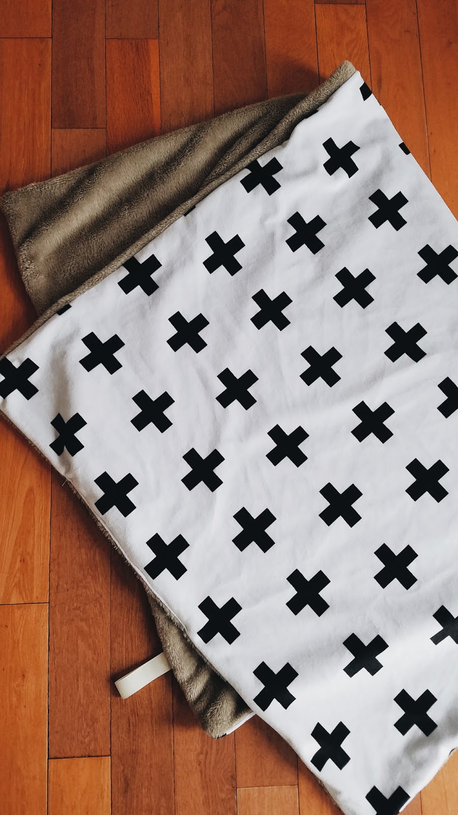 Domestic Fashionista: Easy Minky Baby Blanket Tutorial