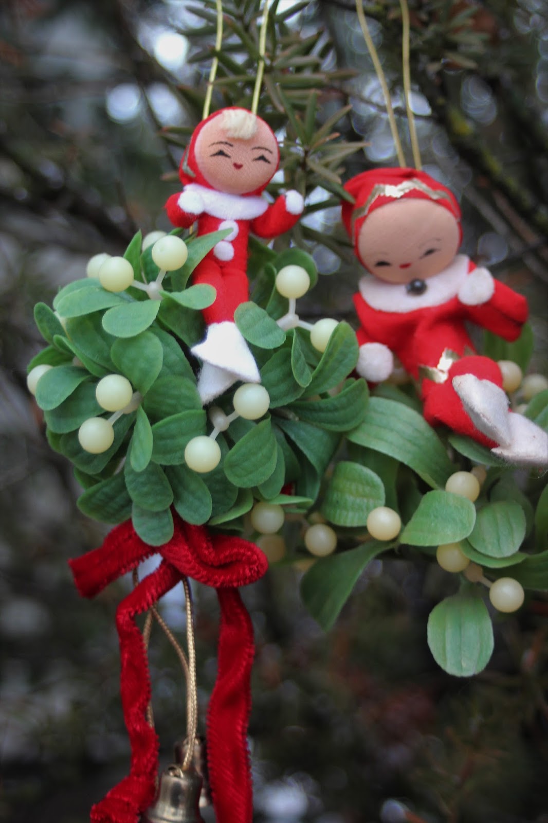 PLANET OF THE DOLLS: Doll-A-Day 2017 #362: Mistletoe Pose Dolls