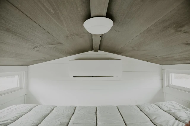 Lamon Luther Tiny Farmhouse [ TINY HOUSE TOWN ]