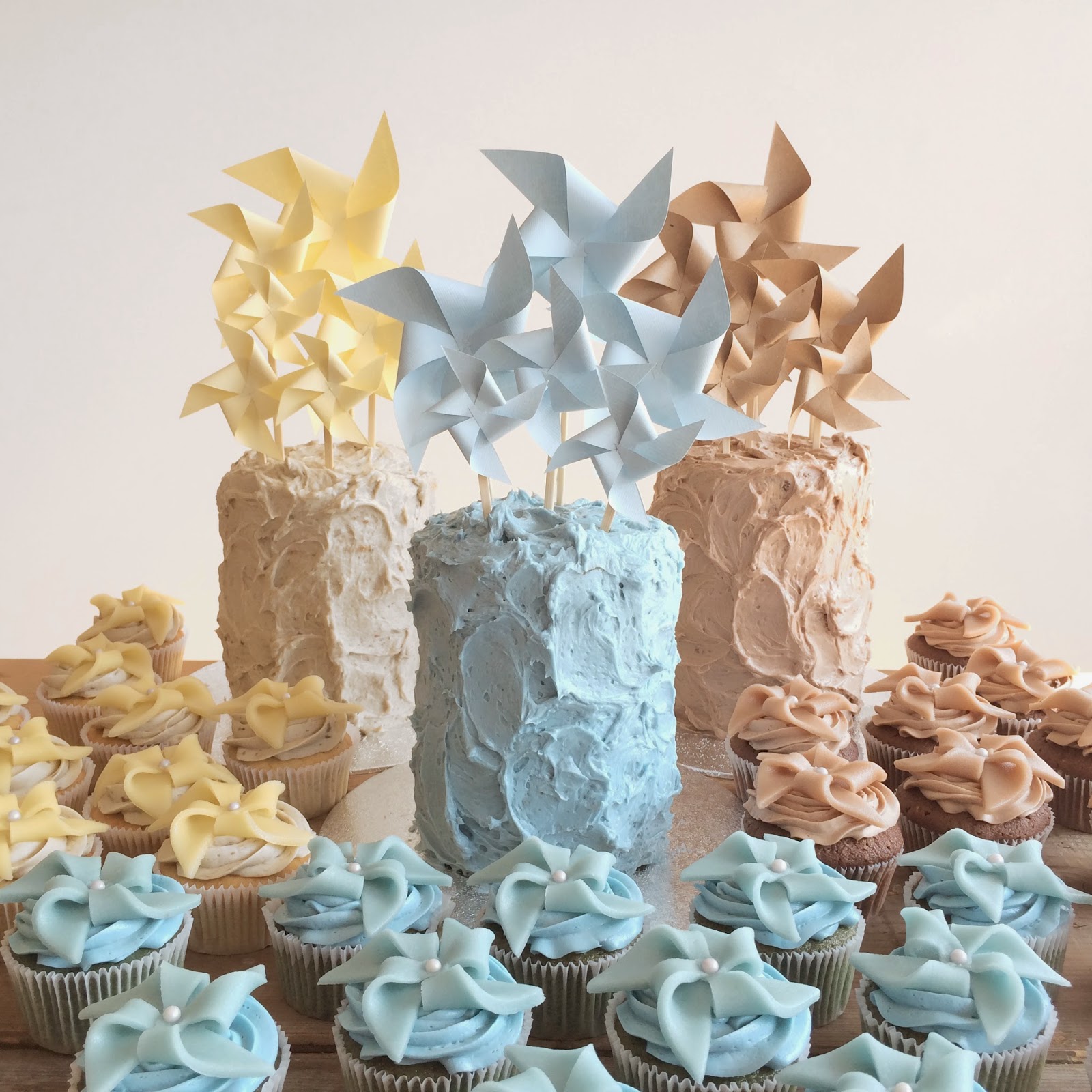 LEKKERSVANKIRA: WINDMILL BIRTHDAY CAKES AND CUPCAKES