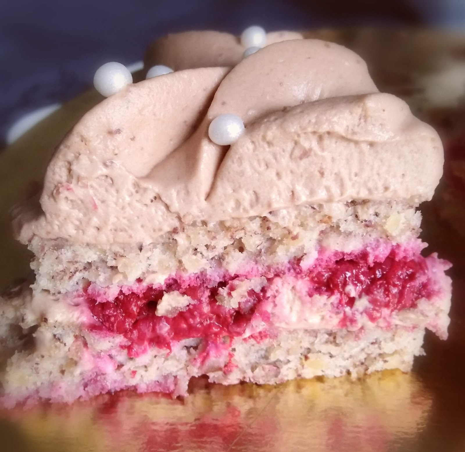 Dacquoise noisettes framboises et ganache chocolat caramel