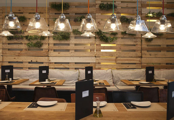 Marzua: Un decorado con materiales reciclados. Restaurante QUBE
