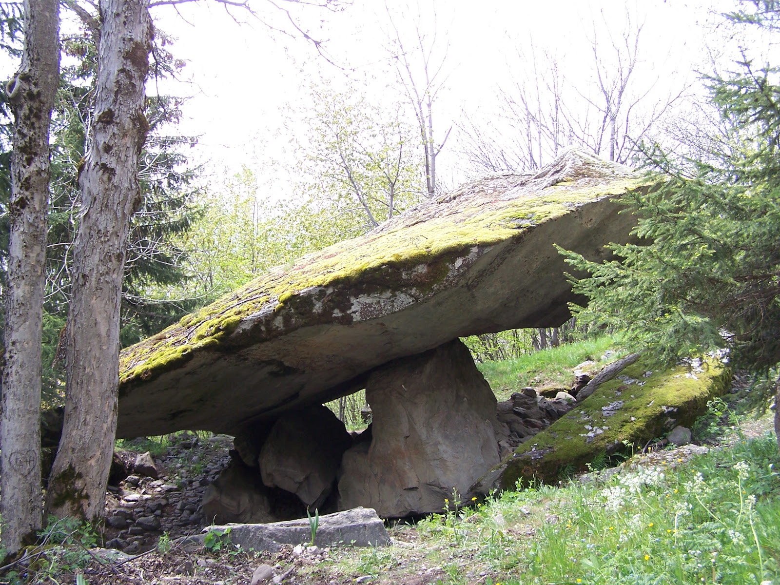 Instants Mauriennais: dolmen et pierres à cupules au Thyl