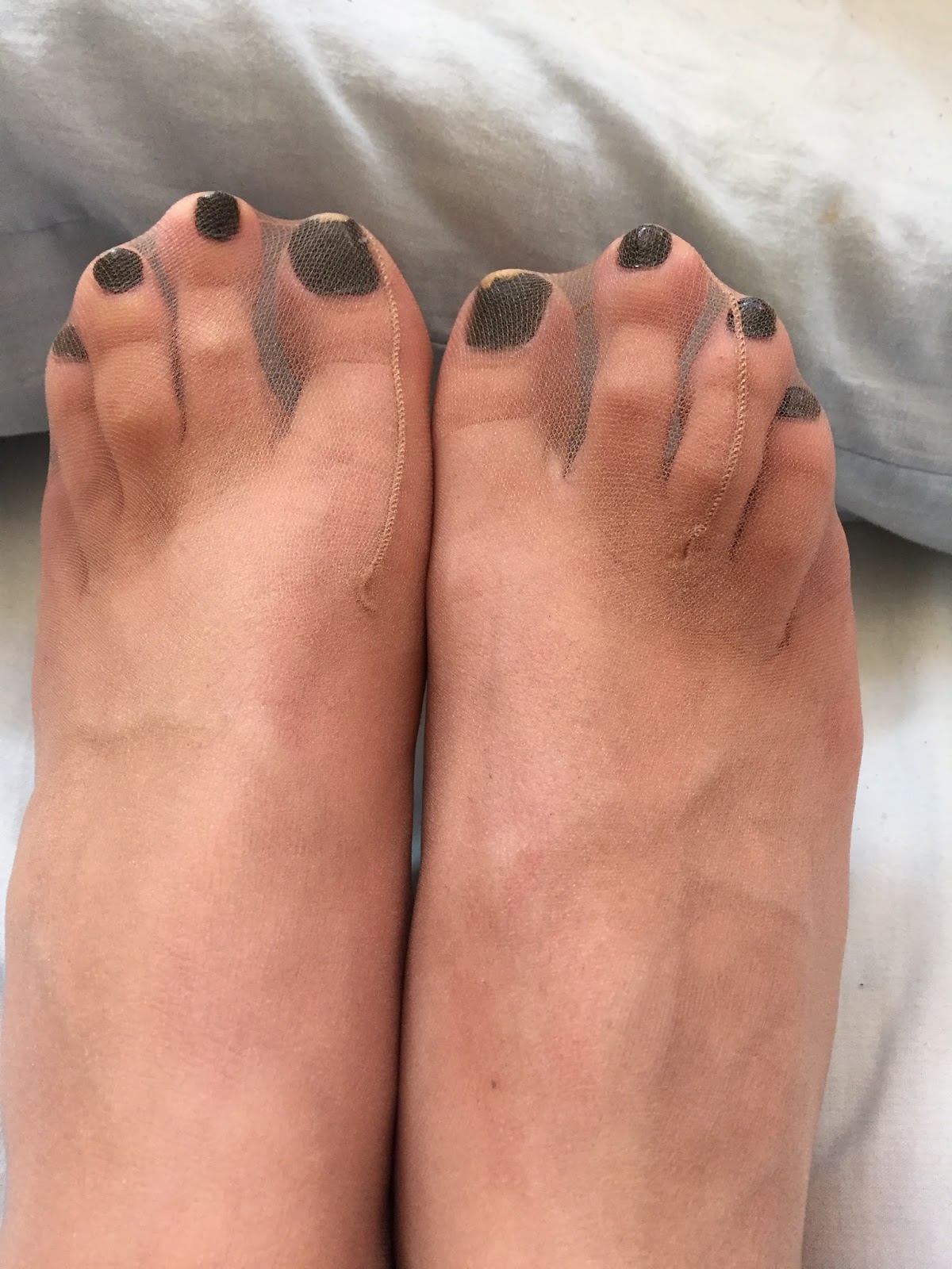 Briddys Feet: Stockings, sockettes, socks, and barefeet PART 1