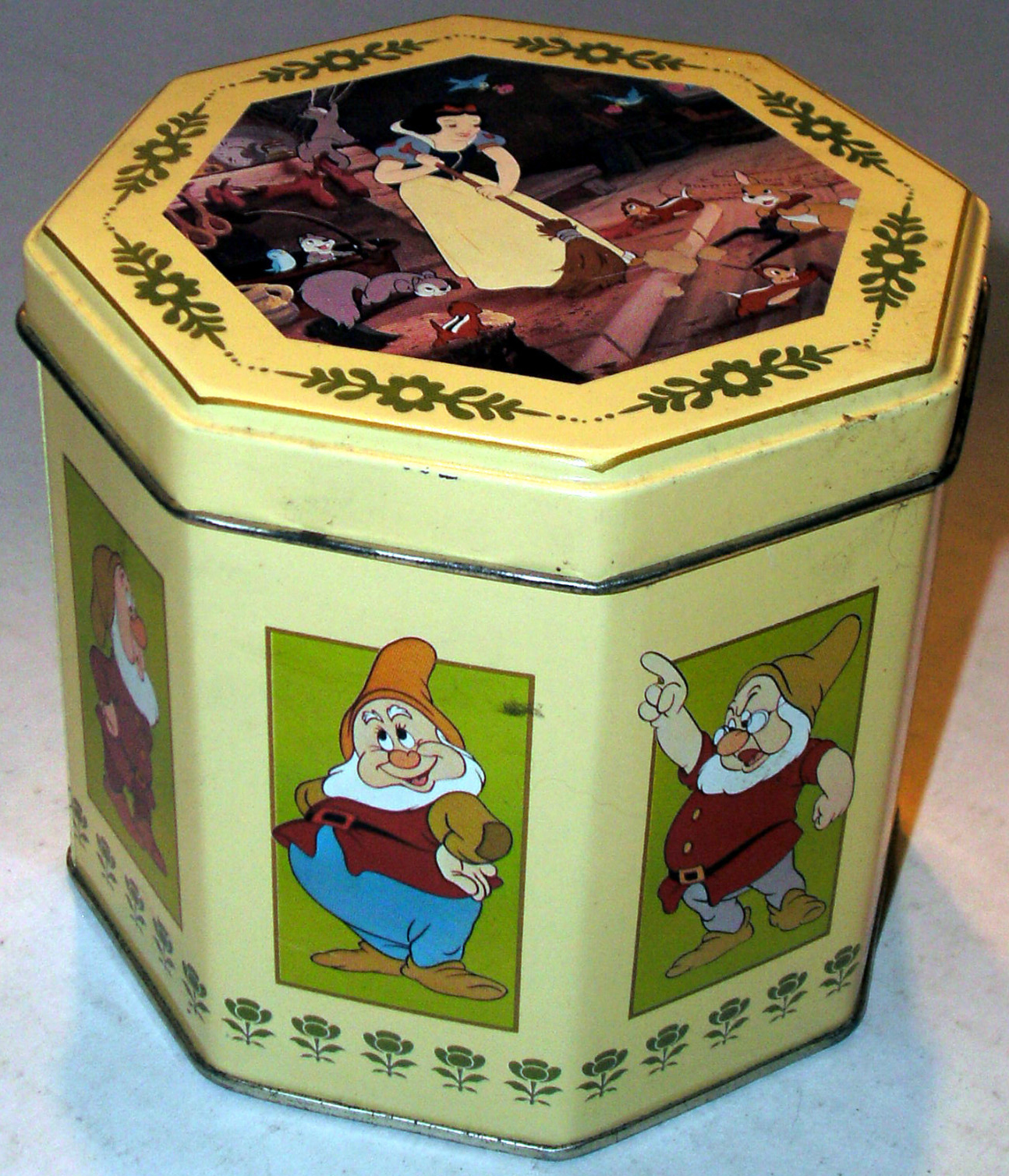 Filmic Light - Snow White Archive: Theme Park Octagonal Candy Tin